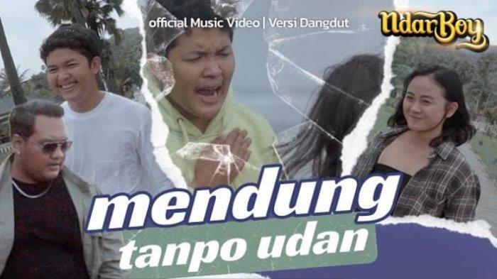 Chord Gitar, Lirik, dan Terjemahan Lagu Mendung Tanpo Udan yang Dinyanyikan oleh Ndarboy Genk ...