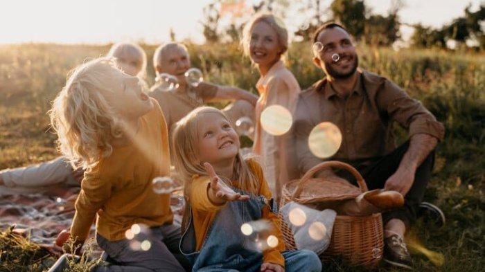 30 Pantun Tema Keluarga, Meriahkan Hari Keluarga Internasional dengan ...