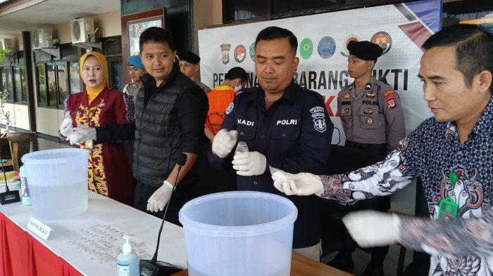 Polresta Bulungan Musnahkan Sabu dengan Dilarutkan di Dalam Air, Lalu Dibuang ke Kloset Toilet ...