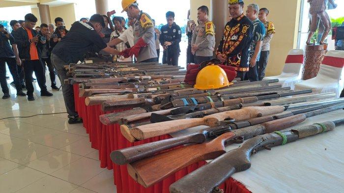 45 Pucuk Senpi Rakitan Dimusnahkan, Kapolda Kaltara Potong Laras ...