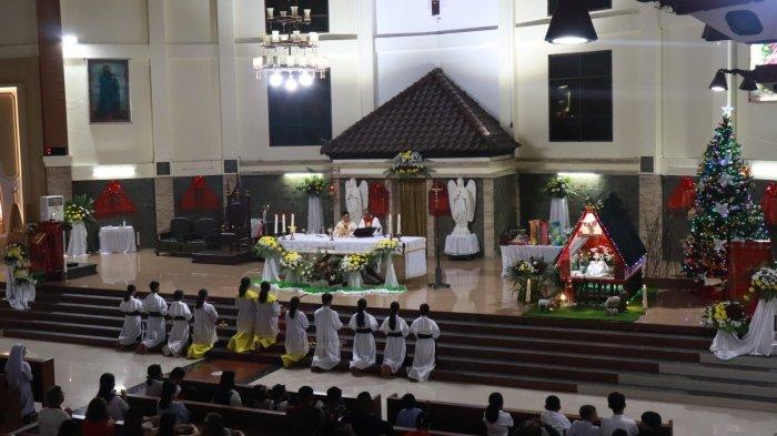 Uskup Paulinus Pimpin Pelaksanaan Misa Natal Tadi Malam di Gereja Katedral Bulungan, Ini ...