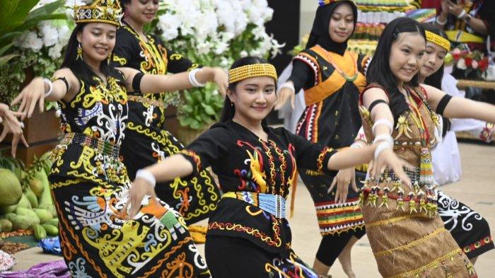 23 Pantun Dayak Lengkap dengan Arti, Bagikan di Sosmed sebagai ...