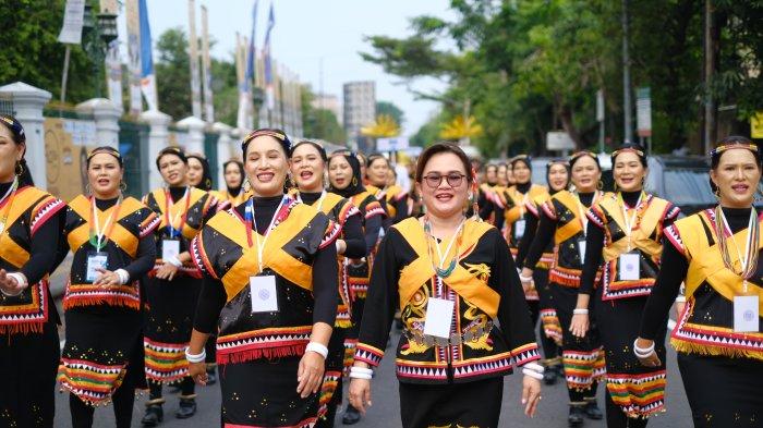 Pakai Baju Adat Dayak Bulusu, Tim TP PKK Malinau Raih Juara III Defile ...