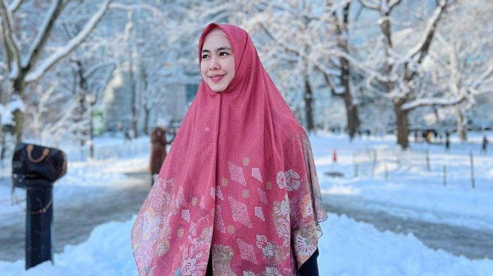 Profil Oki Setiana Dewi, Dikenal dari Film Ketika Cinta Bertasbih hingga Kini Jadi Ustazah ...
