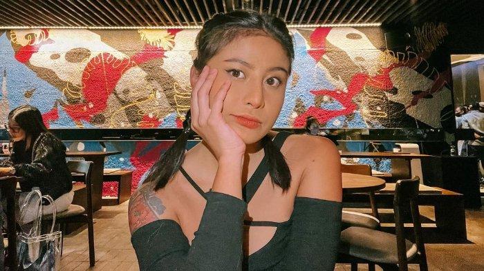 Tinggalkan 7,9 Juta Pengikut dan Pakai Akun IG Baru, Awkarin Buktikan ...