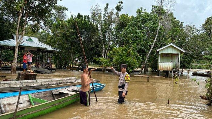 BREAKING NEWS - Banjir Setinggi 1,5 Meter Rendam Desa Kayan Hilir, 30 Rumah di Long Sule ...