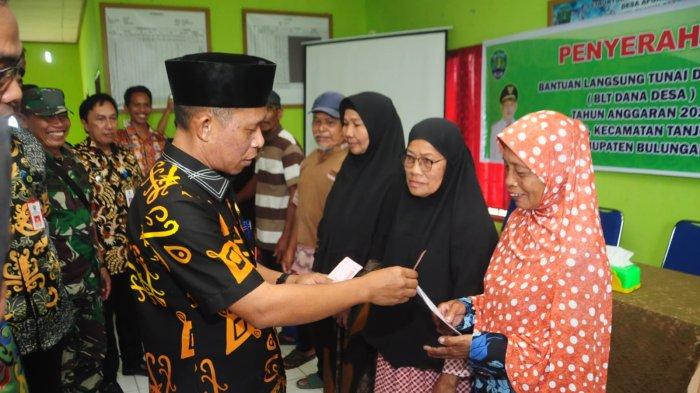 Serahkan BLT Bagi Warga Desa Apung Kecamatan Tanjung Selor, Bupati ...