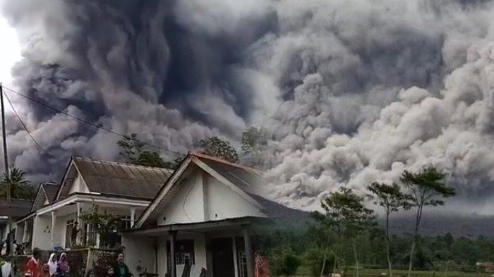 Detik-detik Gunung Semeru Meletus, Muntahkan Awan Panas Menjulang, Warga Berlarian ...