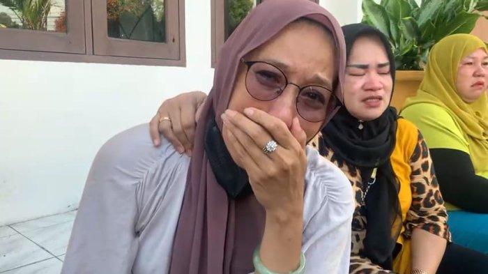 Tangis Ibu Korban Meledak saat JPU Sebut Arya Dijerat Lehernya lalu ...
