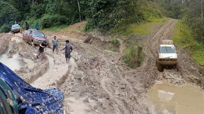 Kondisi Jalan di Krayan Nunukan, Jadi Kubangan Lumpur Setinggi 1 Meter ...