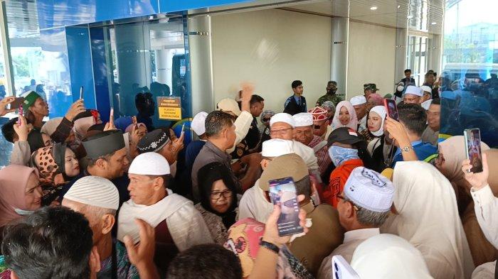 Isak Tangis dan Pelukan dari Keluarga, Sambut Kedatangan 50 Jemaah Haji Malinau di Bandara ...