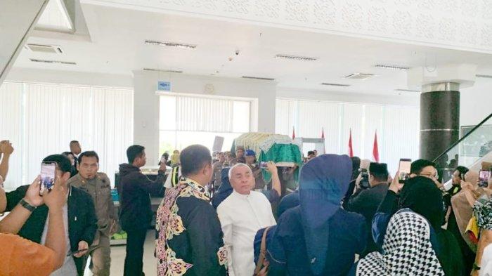 Gubernur Isran Noor Ikhlas Melepas Istri Tercinta: Ibu Norbaiti Minta ...