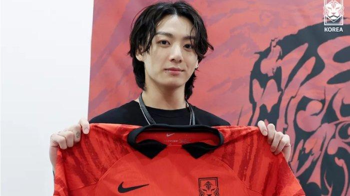 Dapat Jersey Merah dari KFA, Jungkook BTS Dukung Timnas Korea Selatan di Piala Dunia 2022 Qatar ...