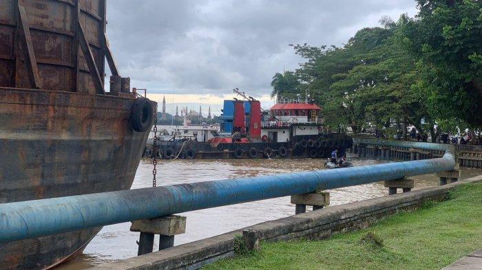 Kapal Tag Boat dan Pontinnya Tabrak Pipa Intake, PDAM Tirta Kencana ...