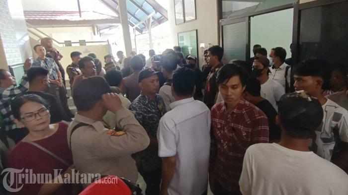 Keluarga Arya Gading dan Terdakwa Nyaris Bentrok, Jumiati Bersikeras ...