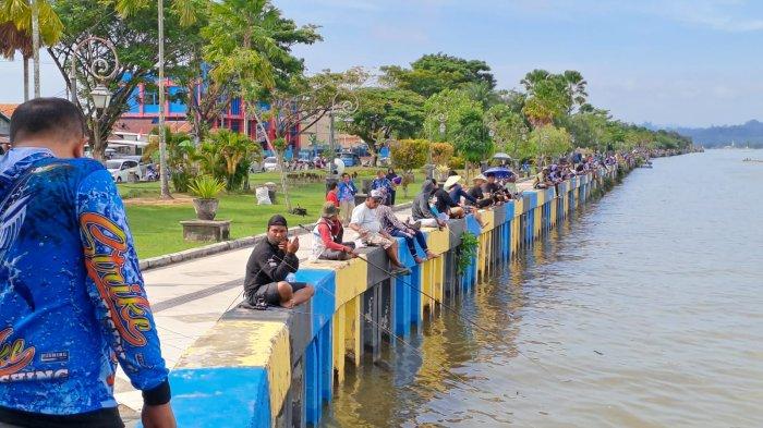 Ratusan Peserta Lomba Mancing Padati Tepian Sungai Kayan di Tanjung ...