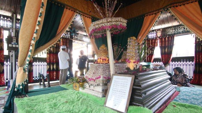 Misteri Aroma Minyak Gaharu di Makam Ulama Syekh Abu Thalhah ... Misteri Aroma Minyak Gaharu di Makam Ulama Syekh Abu Thalhah ...