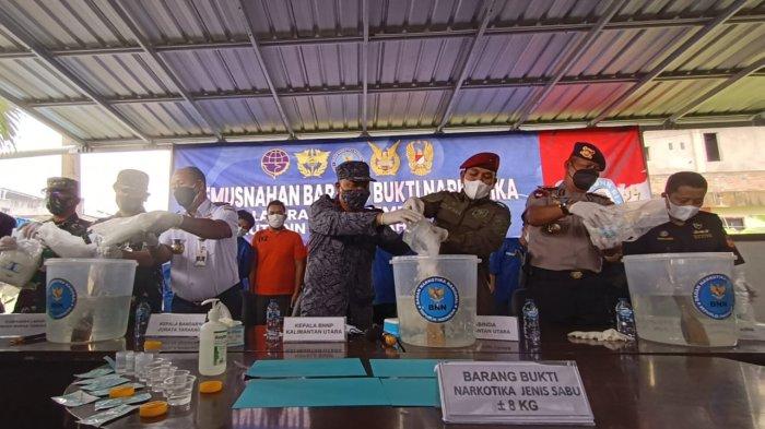 BNNP Kaltara Musnahkan 8 Kg Sabu di Depan 8 Tersangka, Hasil Tangkapan di Bandara Juwata Tarakan ...
