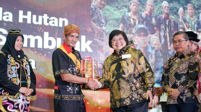 Cerita Perkumpulan Penggelola Hutan Adat Dayak Abay Sembuak, Raih ...