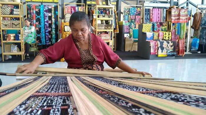 Cerita Maria Rosmini Penenun Kain Asal Maumere NTT, Enam Hari Buat ...