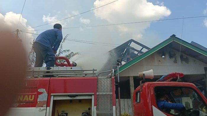 Api Berhasil Dipadamkan, Pemilik Rumah di Desa Kuala Lapang Malinau Barat Rugi Puluhan Juta ...