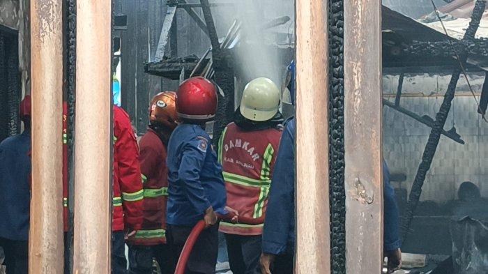 Korsleting Listrik Diduga Biang Kebakaran di Kuala Lapang Malinau, Titik Api Berasal dari Atap ...