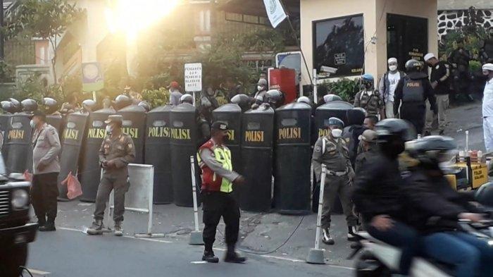 Bendera FPI Berkibar, Aparat Gabungan Jaga Ketat Masjid Attaawun Bogor ...