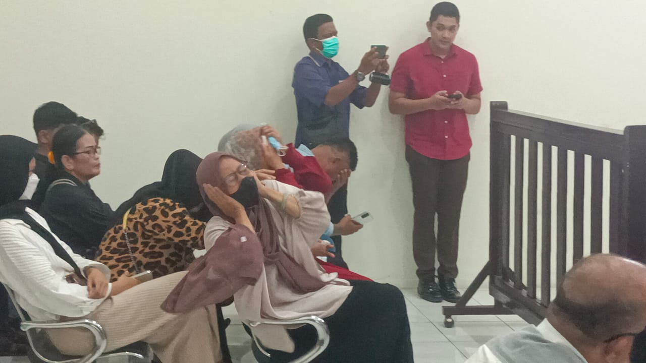 Isak Tangis Orang Tua Korban Warnai Sidang Pembunuhan Arya Gading, Saat ...