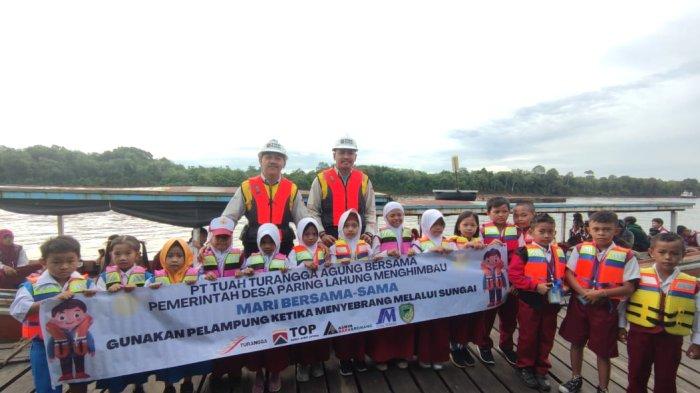 Peduli Keselamatan, PT Tuah Turangga Agung Bagi Pelampung untuk Anak ...