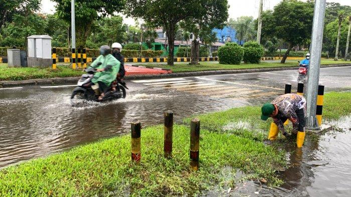 Drainase Mampet, Kali Pertama Ruas Jalan Tjilik Riwut Palangkaraya Tergenang Air - Tribunkalteng.com