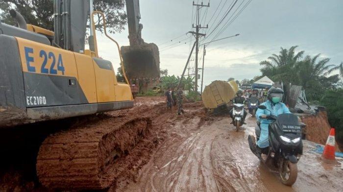 Tanah Longsor di Km 171 Santui Barat Tanahbumbu Kalsel, Truk Ambles ...