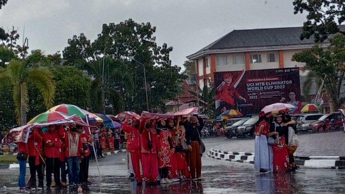Meski Diguyur Hujan Pumpung Hai 2022 dan Parade 1.000 Dohong di Palangkaraya Tetap Berlangsung ...