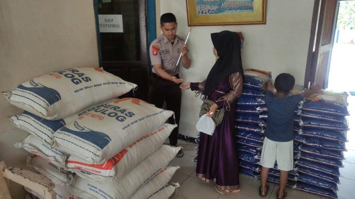 Tersedia 300 Ton, Bulog Sampit Jamin Stok Beras Aman Sampai Akhir 2022 - Tribunkalteng.com