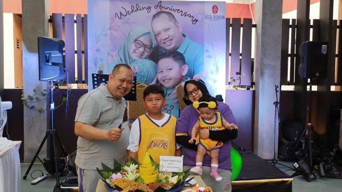 Aksi DJ Dhafi Hibur Pengunjung Anniversary Perkawinan Owner RDP Agency ...