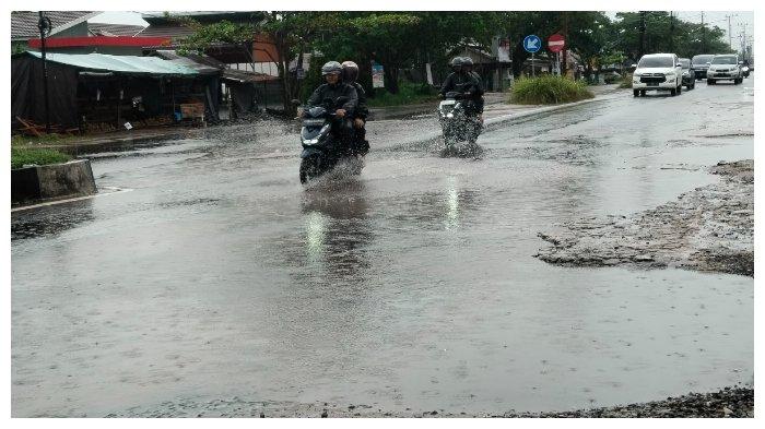 FOTO Genangan Jalan G Obos Kota Palangka Raya Kalteng - Tribunkalteng.com