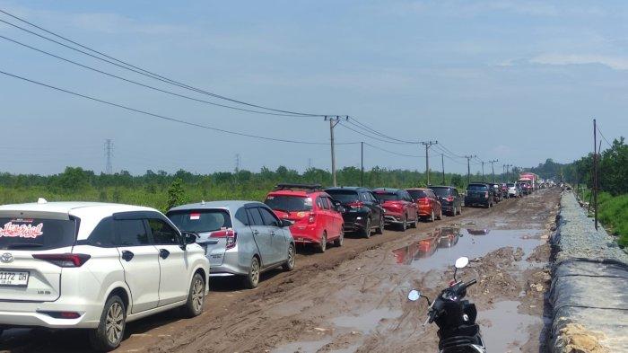 Jalan Becek Perparah Antrean Kendaraan, Poros Selatan Tumbang Nusa Arah ...