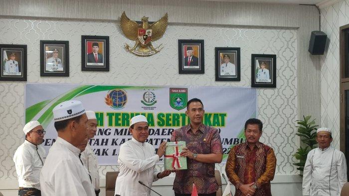 Kejari Tanbu Serahkan 1.113 Sertifikat Aset Pemkab ke Bupati, ini Kata Zairullah Azhar ...