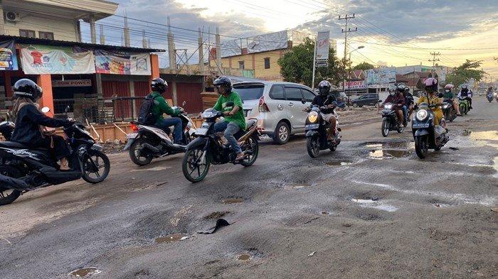 NEWS VIDEO, Jalan Berlubang di Jalan Rajawali Palangkaraya, Pengendara Harus Berhati-hati ...