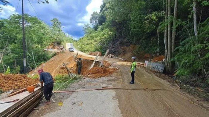 Ruas Jalan Menuju Desa Murung B HST Kalsel Putus Total tak Bisa Dilalui ...