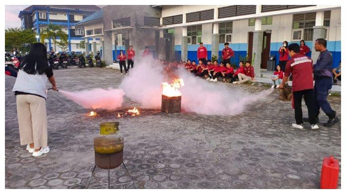 Keseruan Mahasiswa UPR Belajar Teori hingga Praktik Teknik Padamkan Api ...