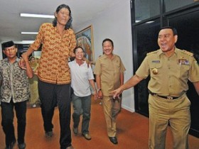 Tinggi 242 Cm, Suparwono Manusia Tertinggi Indonesia - Tribunkalteng.com