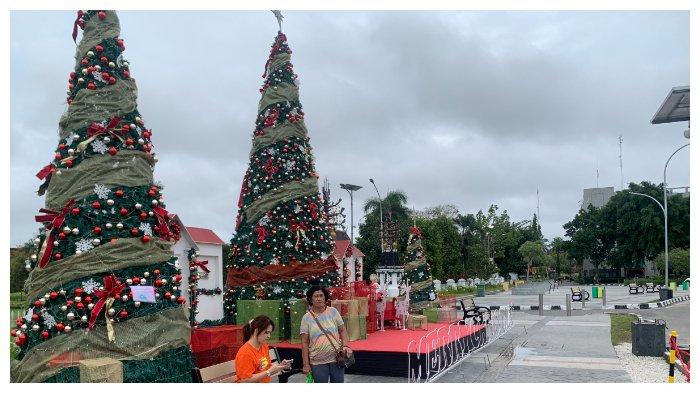 Pohon Natal Menjulang Tinggi Jadi Daya Tarik Pengunjung di Bundaran ...