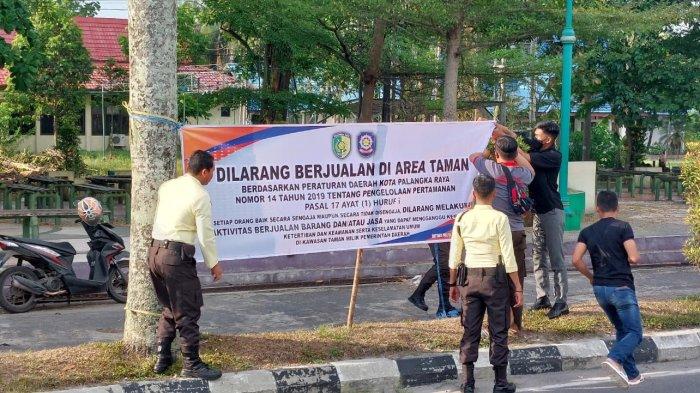 Anggota Satpol PP Kota Palangkaraya Sterilkan Area Taman Yos Soedarso dari Pedagang Kaki Lima ...