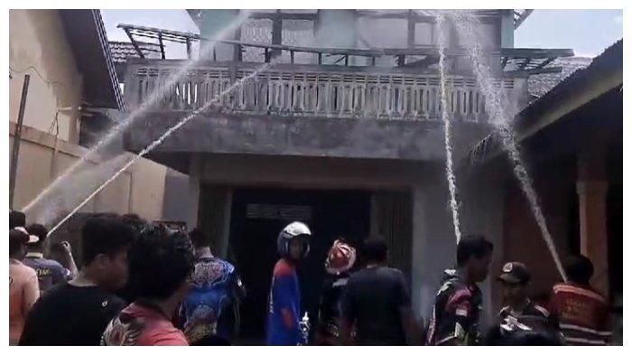 Diduga Korsleting Listrik, Rumah Dua Tingkat di Jalan Garuda V Palangka Raya Terbakar ...