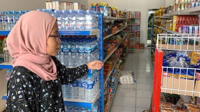 Terekam CCTV Curi Barang di Sebuah Toko, Aksi Emak-emak di Palangkaraya Viral di Media Sosial ...