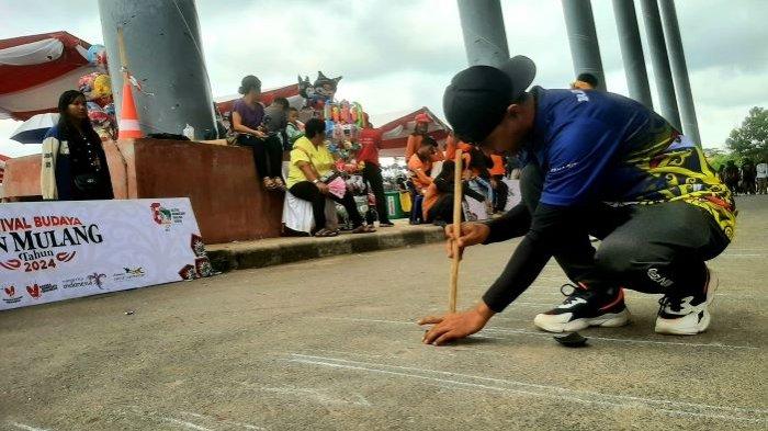 Permainan Tradisional Balogo di FBIM 2024, Masyarakat Adat Dayak ...