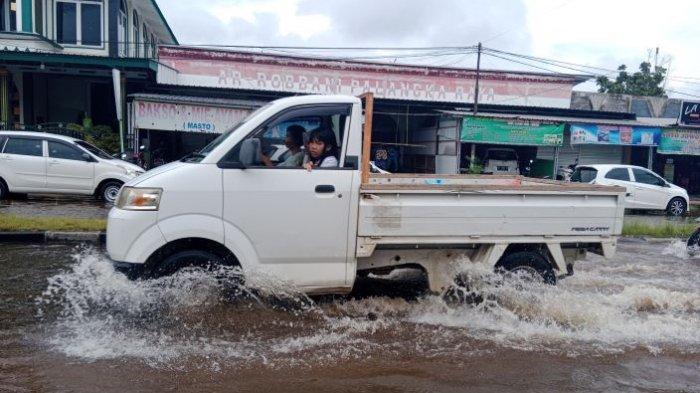 Hujan Lebat Mengguyur Kota Palangkaraya, Sejumlah Kawasan Permukiman ... Hujan Lebat Mengguyur Kota Palangkaraya, Sejumlah Kawasan Permukiman ...