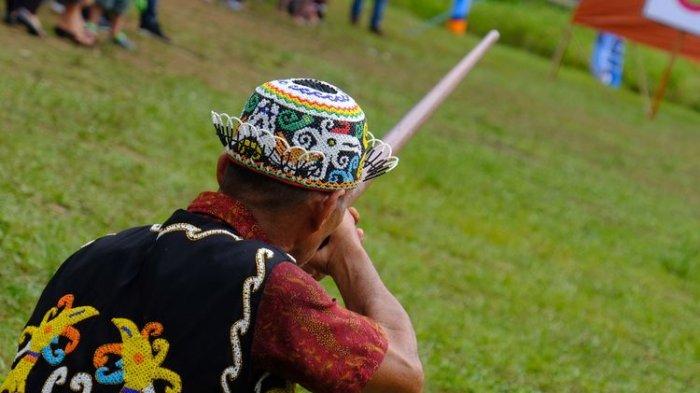 Mengenal Sumpitan, Senjata Perang Berlumur Racun Adat Dayak yang Kini ...