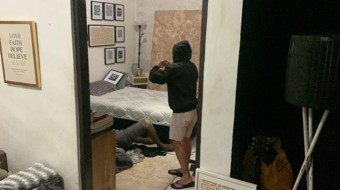 Cium Bau Busuk Dari Dalam Kamar Kontrakan, Warga Palangkaraya Ini Kaget Lihat Jenazah Misterius ...