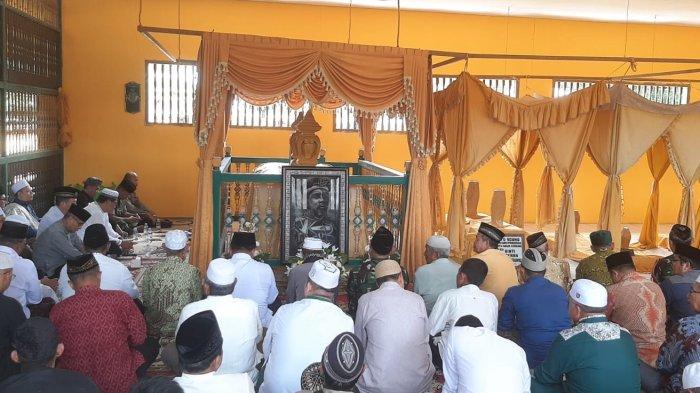 Jajaran Pemkab Kobar Hadiri Haul 118 Sri Paduka Raja Ke-11 Pangeran ...